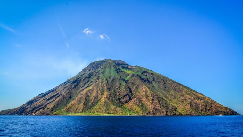 17 Spectacular Volcano Hikes Around the World for Adventurers - The ...