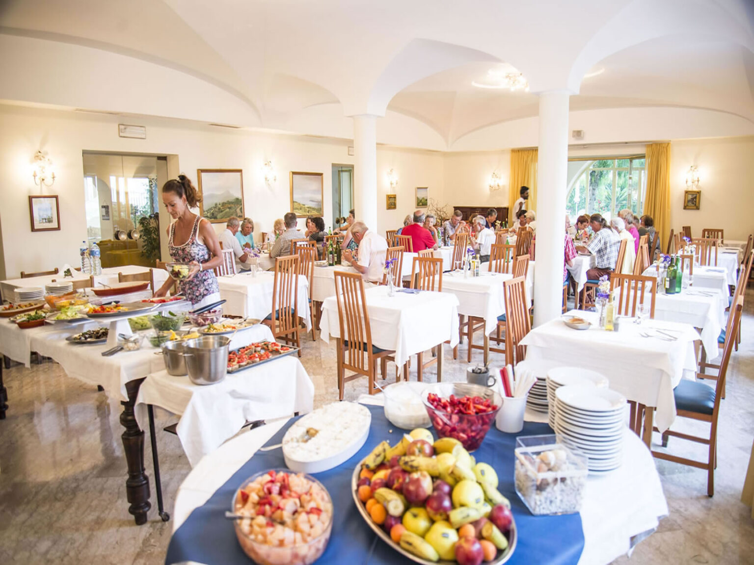 14 Hacks for Finding the Best Local Food While Traveling - The Modern ...