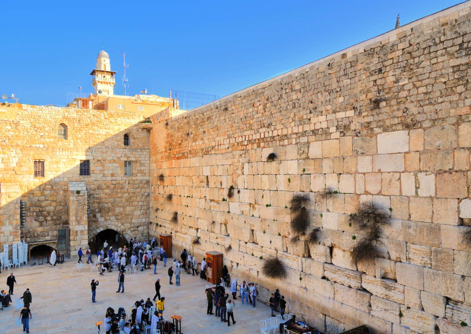 15 Ancient Walls Around the World That Are Still Standing—and Worth ...